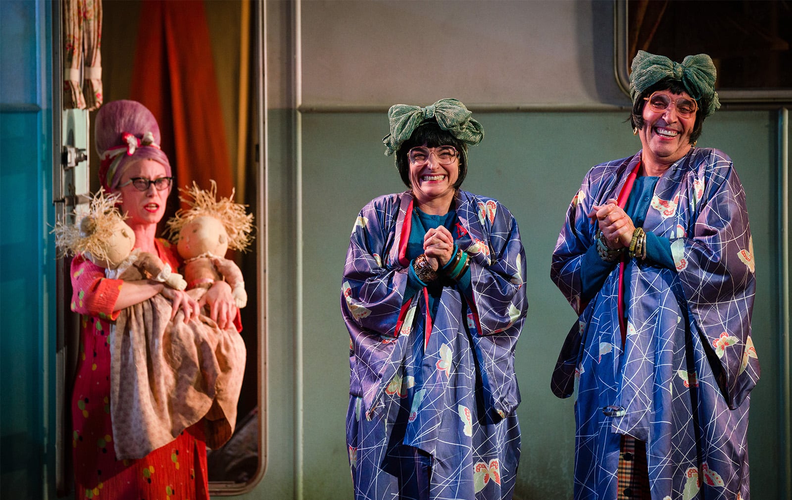 "Wise Children" at the Old Vic - Theatre reviews by Edward Lukes